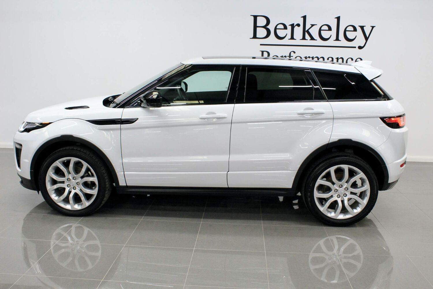 Used LAND ROVER RANGE ROVER EVOQUE 2019 White in Tamworth ...